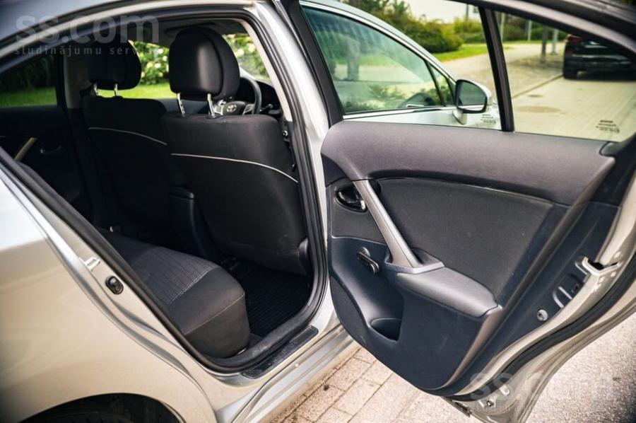 Pelēks Toyota Avensis 2013 Rīga, ar dzinēja tilpumu 2.00 L un nobraukumu 187 tūkst. km par 2990 €, foto 12 vietnē AUTOMOTO.COM.LV