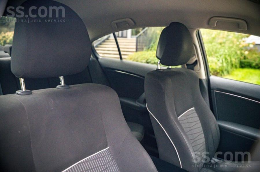 Pelēks Toyota Avensis 2013 Rīga, ar dzinēja tilpumu 2.00 L un nobraukumu 187 tūkst. km par 2990 €, foto 14 vietnē AUTOMOTO.COM.LV