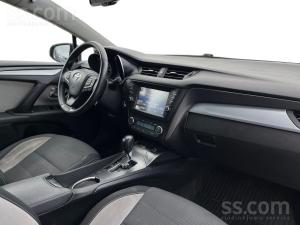 Grey Toyota Avensis 2015 in Riga, with an engine capacity of 1.80 L and mileage of 207 thousand km for 9200 €, photo 7 on AUTOMOTO.COM.LV