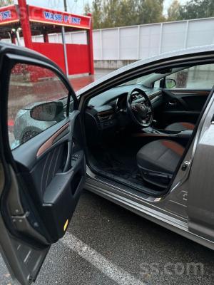 Grey Toyota Avensis 2015 in Riga, with an engine capacity of 1.80 L and mileage of 216 thousand km for 8900 €, photo 9 on AUTOMOTO.COM.LV