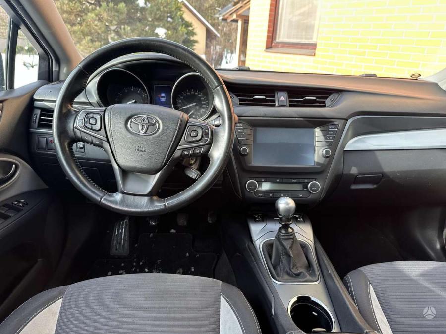 Grey Toyota Avensis 2018 in Kaunas, with an engine capacity of 1.80 L and mileage of 198 thousand km for 8700 €, photo 9 on AUTOMOTO.COM.LV