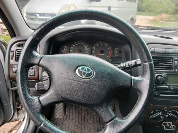 Pelēks Toyota Avensis 2001 Viļņa, ar dzinēja tilpumu 1.80 L un nobraukumu 266 tūkst. km par 750 €, foto 8 vietnē AUTOMOTO.COM.LV