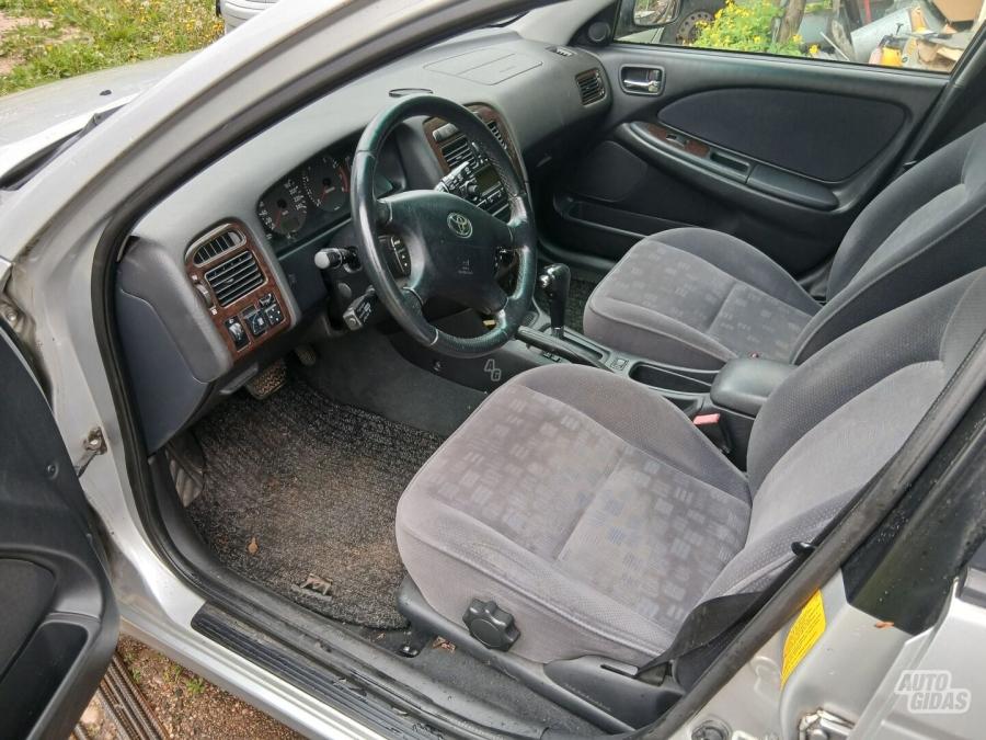 Pelēks Toyota Avensis 2001 Viļņa, ar dzinēja tilpumu 1.80 L un nobraukumu 266 tūkst. km par 750 €, foto 11 vietnē AUTOMOTO.COM.LV