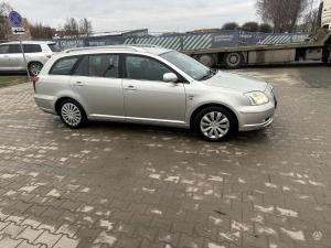 Pelēks Toyota Avensis 2003 Kauņa, ar dzinēja tilpumu 1.98 L un nobraukumu 335 tūkst. km par 1000 €, foto  vietnē AUTOMOTO.COM.LV