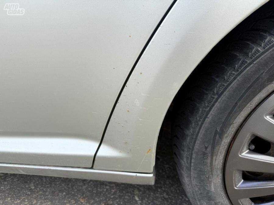 Pelēks Toyota Avensis 2003 Zarasai, ar dzinēja tilpumu 2.00 L un nobraukumu 300 tūkst. km par 1200 €, foto 6 vietnē AUTOMOTO.COM.LV