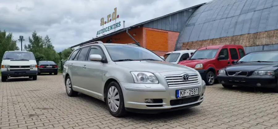 Pelēks Toyota Avensis 2003 Valmiera, ar dzinēja tilpumu 2.00 L un nobraukumu 368 tūkst. km par 1100 €, foto 1 vietnē AUTOMOTO.COM.LV
