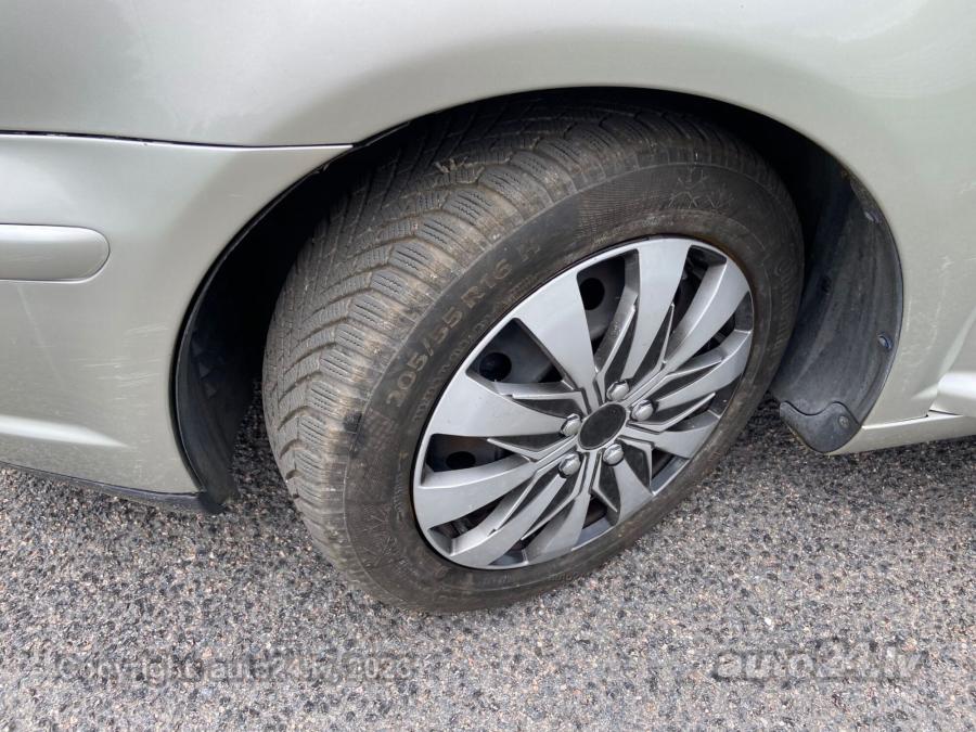 Pelēks Toyota Avensis 2003 Tartu, ar dzinēja tilpumu 2.00 L un nobraukumu 207 tūkst. km par 2990 €, foto 16 vietnē AUTOMOTO.COM.LV
