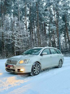 Pelēks Toyota Avensis 2004 Viļņa, ar dzinēja tilpumu 1.98 L un nobraukumu 339 tūkst. km par 900 €, foto  vietnē AUTOMOTO.COM.LV