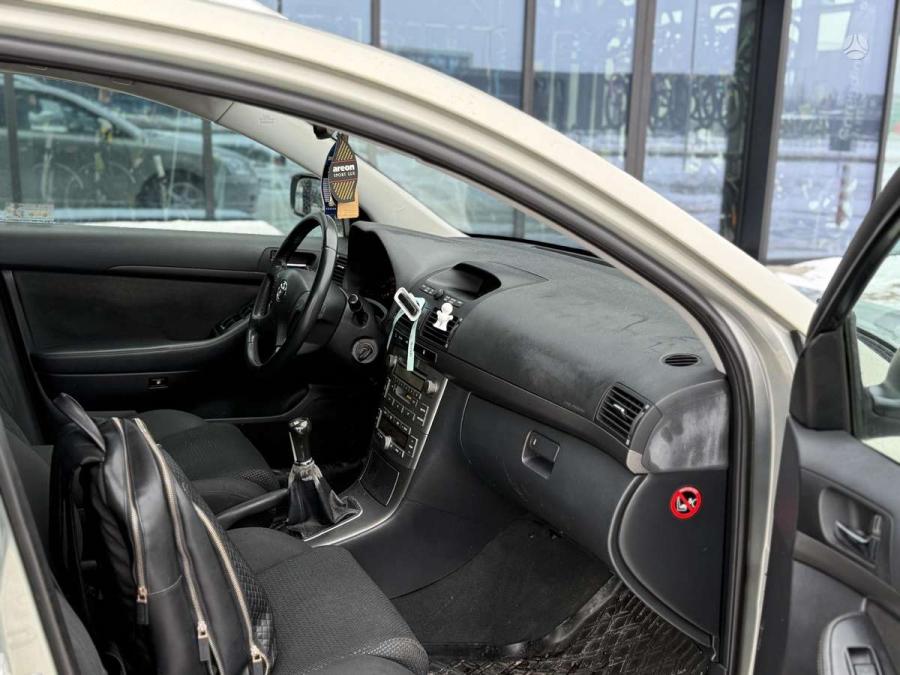 Pelēks Toyota Avensis 2004 Viļņa, ar dzinēja tilpumu 2.00 L un nobraukumu 320 tūkst. km par 1600 €, foto 11 vietnē AUTOMOTO.COM.LV