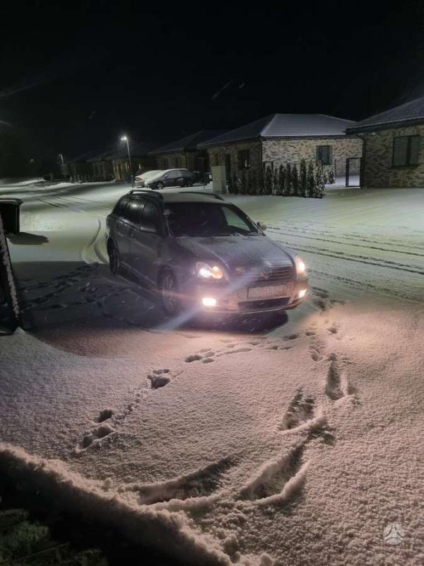 Grey Toyota Avensis 2004 in Vilnius, with an engine capacity of 2.00 L and mileage of 404 thousand km for 1500 €, photo 9 on AUTOMOTO.COM.LV