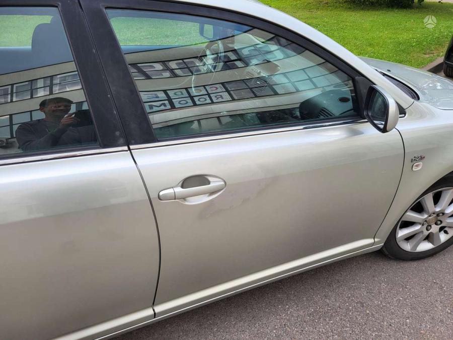 Pelēks Toyota Avensis 2004 Viļņa, ar dzinēja tilpumu 2.00 L un nobraukumu 381 tūkst. km par 1100 €, foto 5 vietnē AUTOMOTO.COM.LV