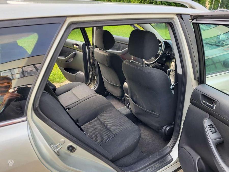 Pelēks Toyota Avensis 2004 Viļņa, ar dzinēja tilpumu 2.00 L un nobraukumu 381 tūkst. km par 1100 €, foto 7 vietnē AUTOMOTO.COM.LV