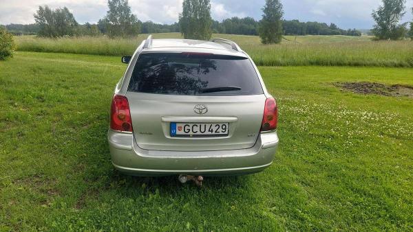 Grey Toyota Avensis 2004 in Utena, with an engine capacity of 2.00 L and mileage of 430 thousand km for 800 €, photo 3 on AUTOMOTO.COM.LV