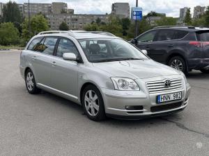 Pelēks Toyota Avensis 2004 Viļņa, ar dzinēja tilpumu 1.76 L un nobraukumu 280 tūkst. km par 1450 €, foto  vietnē AUTOMOTO.COM.LV