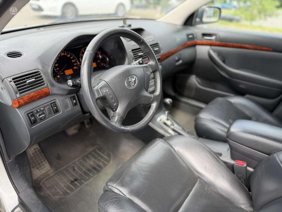 Pelēks Toyota Avensis 2004 Viļņa, ar dzinēja tilpumu 1.76 L un nobraukumu 280 tūkst. km par 1450 €, foto 8 vietnē AUTOMOTO.COM.LV