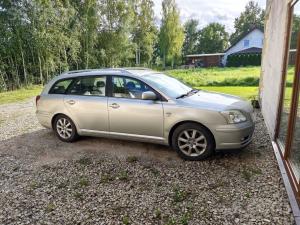 Grey Toyota Avensis 2004 in Jelgava, with an engine capacity of 2.00 L and mileage of 453 thousand km for 1600 €, photo  on AUTOMOTO.COM.LV