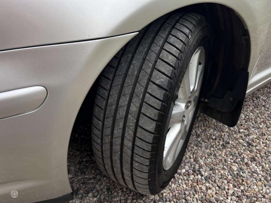 Grey Toyota Avensis 2004 in Alytus, with an engine capacity of 2.00 L and mileage of 301 thousand km for 2150 €, photo 14 on AUTOMOTO.COM.LV