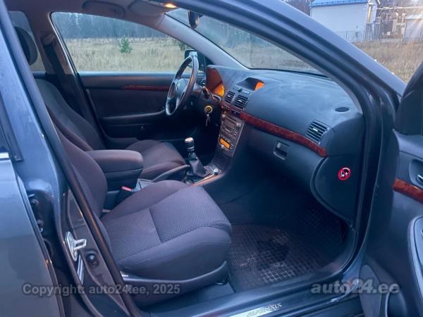 Pelēks Toyota Avensis 2005 Tallina, ar dzinēja tilpumu 2.20 L un nobraukumu 211 tūkst. km par 2500 €, foto 11 vietnē AUTOMOTO.COM.LV
