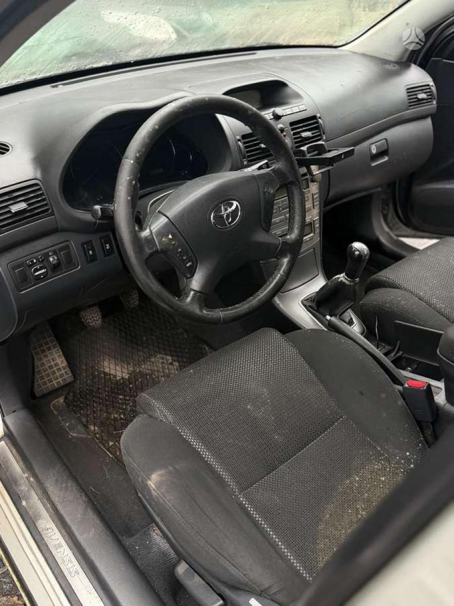 Pelēks Toyota Avensis 2005 Viļņa, ar dzinēja tilpumu 2.00 L un nobraukumu 330 tūkst. km par 750 €, foto 5 vietnē AUTOMOTO.COM.LV