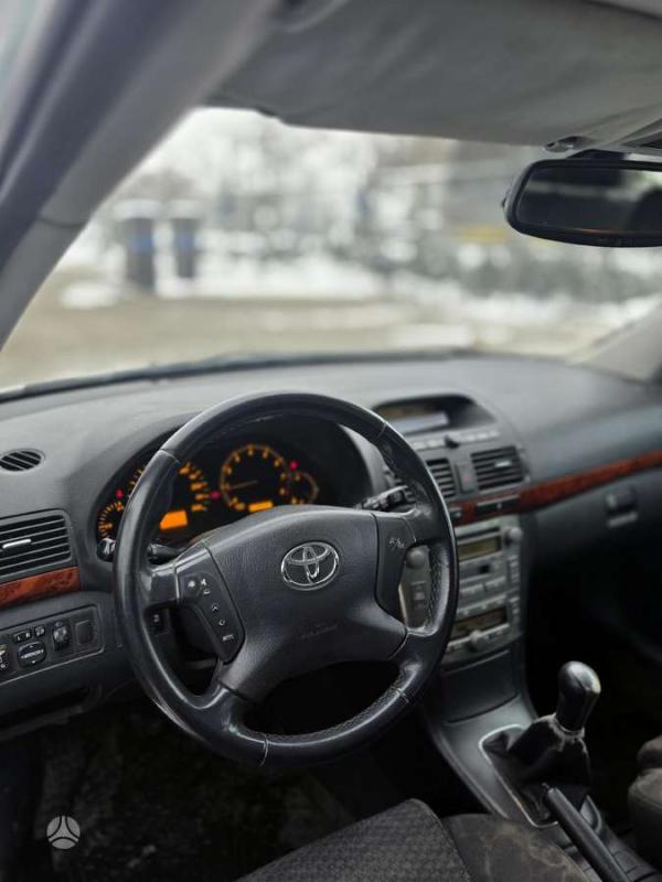 Pelēks Toyota Avensis 2005 Viļņa, ar dzinēja tilpumu 1.79 L un nobraukumu 26 tūkst. km par 750 €, foto 8 vietnē AUTOMOTO.COM.LV