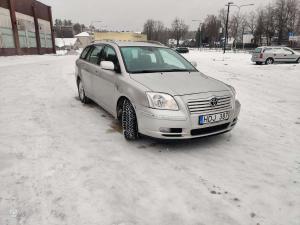 Pelēks Toyota Avensis 2005 Alīta, ar dzinēja tilpumu 2.00 L un nobraukumu 444 tūkst. km par 1300 €, foto  vietnē AUTOMOTO.COM.LV
