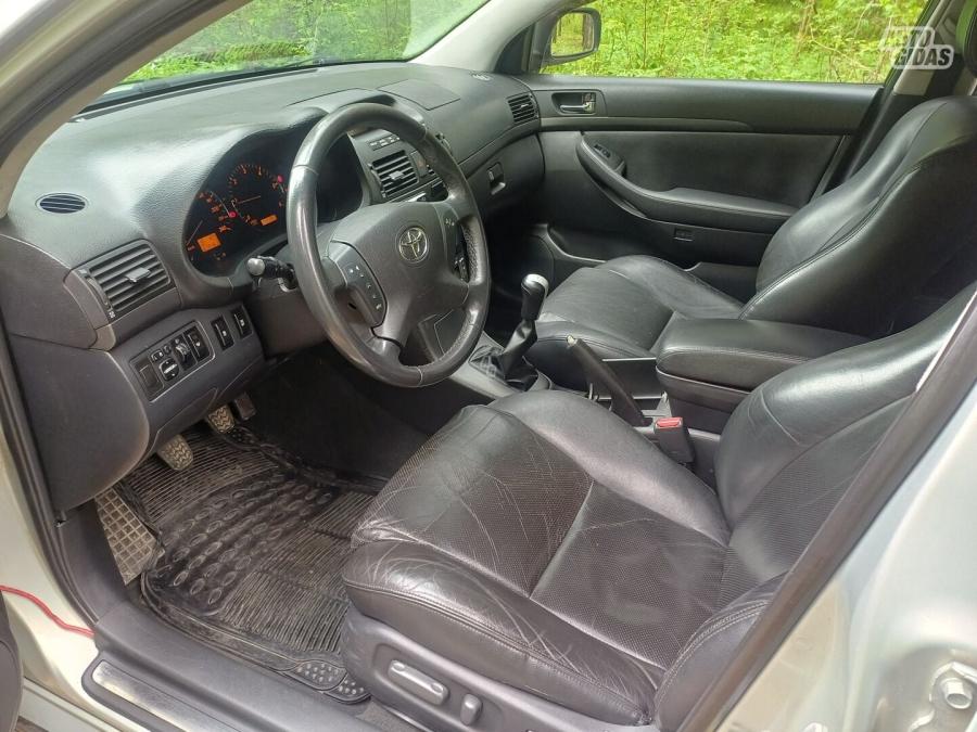 Pelēks Toyota Avensis 2005 Viļņa, ar dzinēja tilpumu 2.00 L un nobraukumu 379 tūkst. km par 1750 €, foto 12 vietnē AUTOMOTO.COM.LV