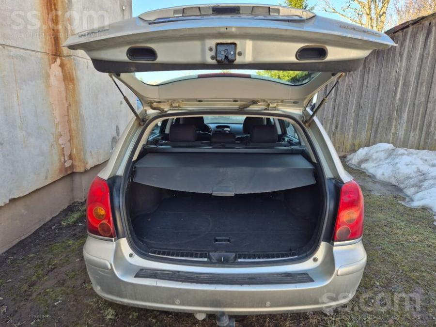 Grey Toyota Avensis 2005 in Ogre, with an engine capacity of 1.80 L and mileage of 265 thousand km for 1775 €, photo 13 on AUTOMOTO.COM.LV