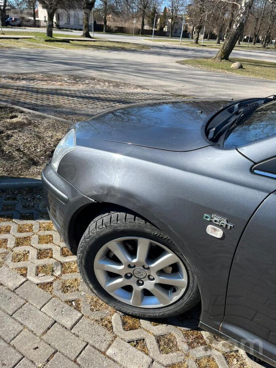 Серый Тойота Авенсис 2005 в Вентспилс, объемом двигателя 2.20 л и пробегом 353 тыс. км за 1500 €, фото 3 на AUTOMOTO.COM.LV