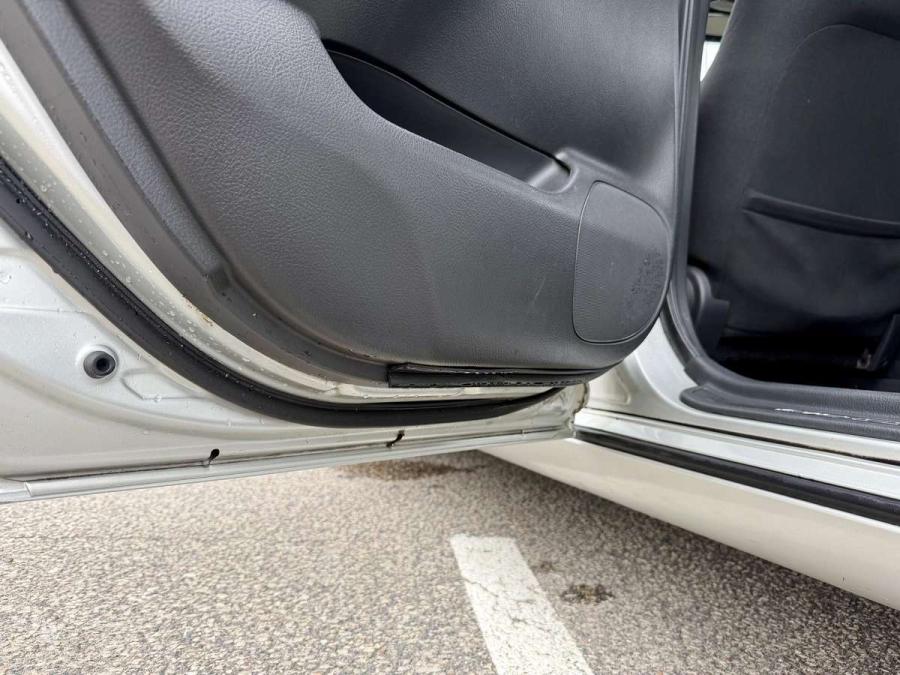 Pelēks Toyota Avensis 2005 Viļņa, ar dzinēja tilpumu 2.00 L un nobraukumu 351 tūkst. km par 1850 €, foto 13 vietnē AUTOMOTO.COM.LV