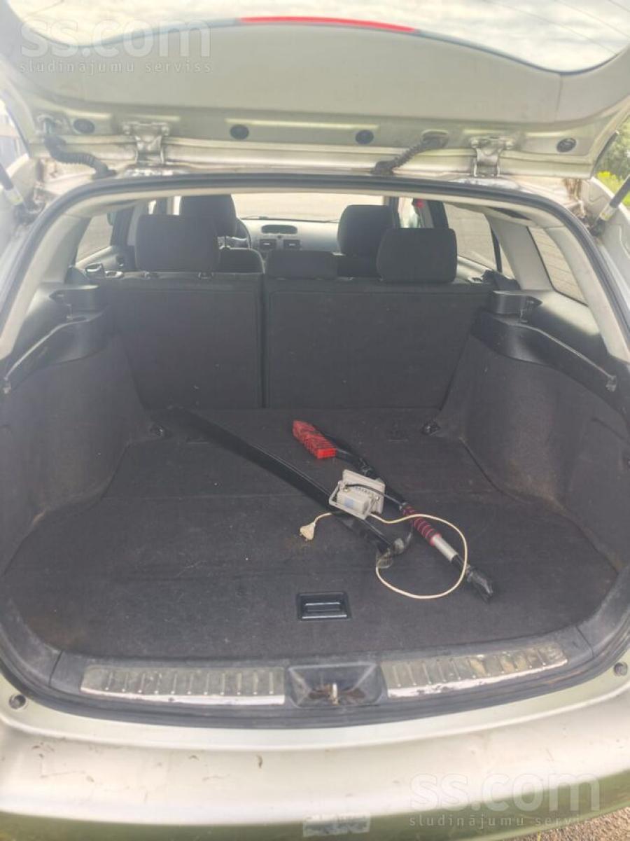 Pelēks Toyota Avensis 2005 Rīga, ar dzinēja tilpumu 2.00 L un nobraukumu 293 tūkst. km par 1200 €, foto 3 vietnē AUTOMOTO.COM.LV