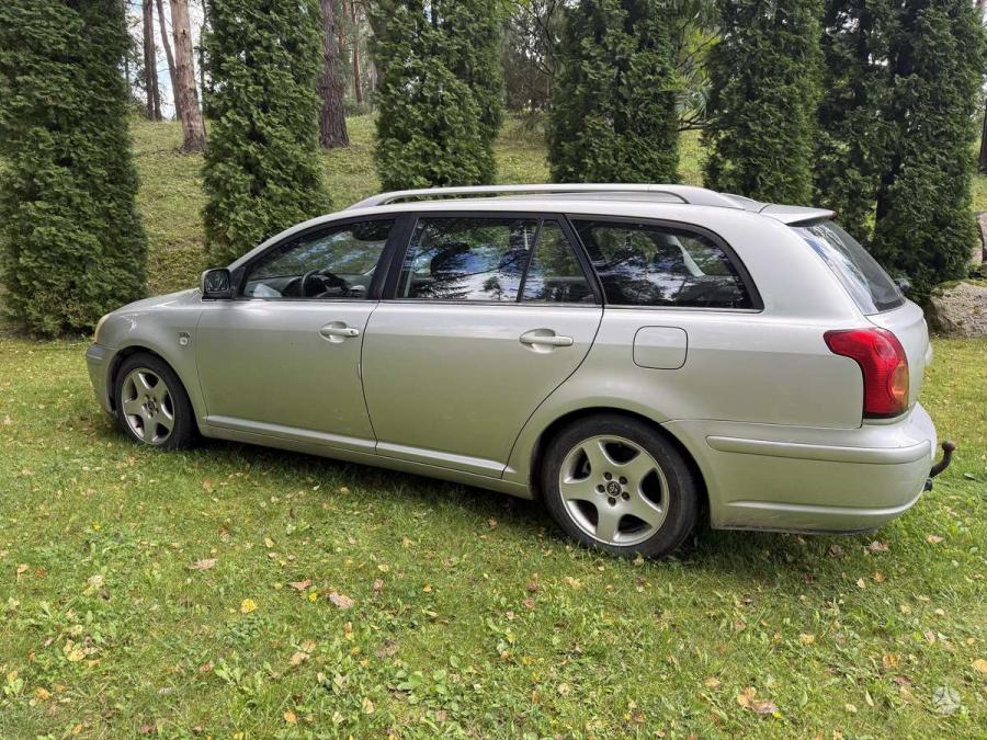 Pelēks Toyota Avensis 2005 Alīta, ar dzinēja tilpumu 2.00 L un nobraukumu 348 tūkst. km par 1050 €, foto 1 vietnē AUTOMOTO.COM.LV