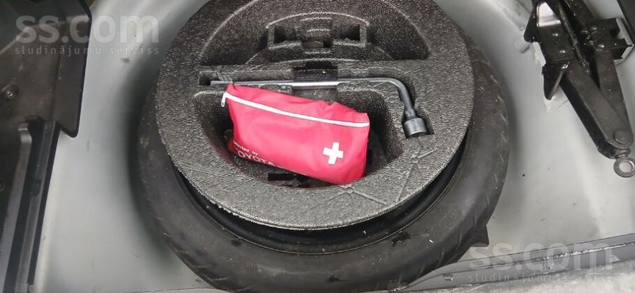 Grey Toyota Avensis 2005 in Riga, with an engine capacity of 2.00 L and mileage of 285 thousand km for 2499 €, photo 12 on AUTOMOTO.COM.LV