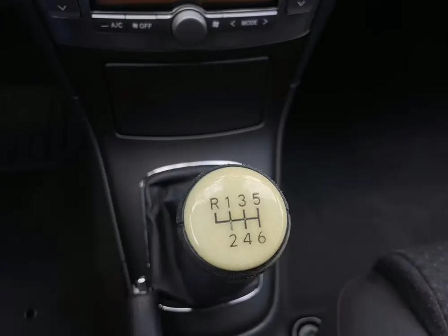 Pelēks Toyota Avensis 2006 Rīga, ar dzinēja tilpumu 2.20 L un nobraukumu 237 tūkst. km par 1000 €, foto 22 vietnē AUTOMOTO.COM.LV