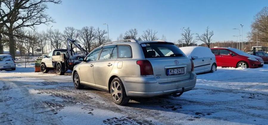 Серый Тойота Авенсис 2006 в Валмиера, объемом двигателя 2.00 л и пробегом 408 тыс. км за 1400 €, фото 5 на AUTOMOTO.COM.LV