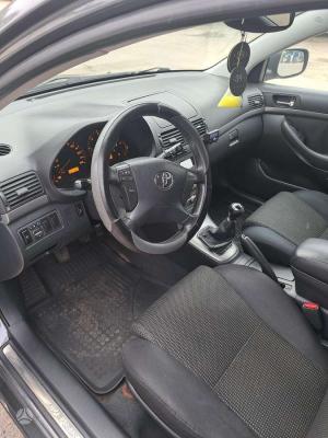 Pelēks Toyota Avensis 2006 Viļņa, ar dzinēja tilpumu 2.23 L un nobraukumu 322 tūkst. km par 950 €, foto  vietnē AUTOMOTO.COM.LV