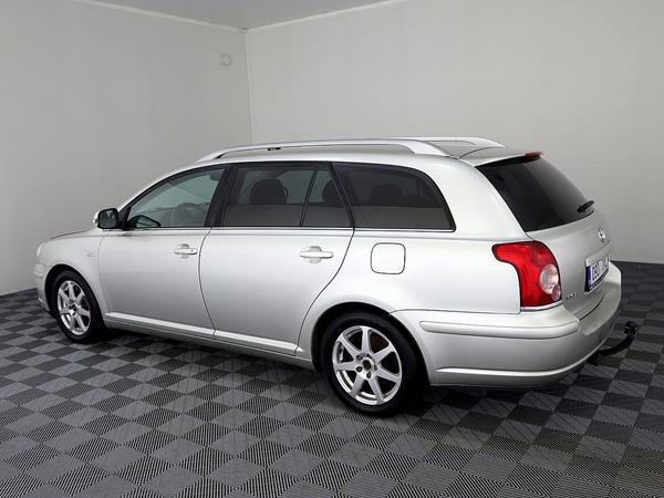 Pelēks Toyota Avensis 2006 Tallina, ar dzinēja tilpumu 2.20 L un nobraukumu 326 tūkst. km par 999 €, foto 5 vietnē AUTOMOTO.COM.LV