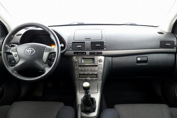Pelēks Toyota Avensis 2006 Tallina, ar dzinēja tilpumu 2.20 L un nobraukumu 326 tūkst. km par 999 €, foto 6 vietnē AUTOMOTO.COM.LV