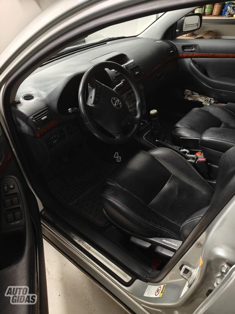 Pelēks Toyota Avensis 2006 Viļņa, ar dzinēja tilpumu 2.20 L un nobraukumu 305 tūkst. km par 1300 €, foto 3 vietnē AUTOMOTO.COM.LV
