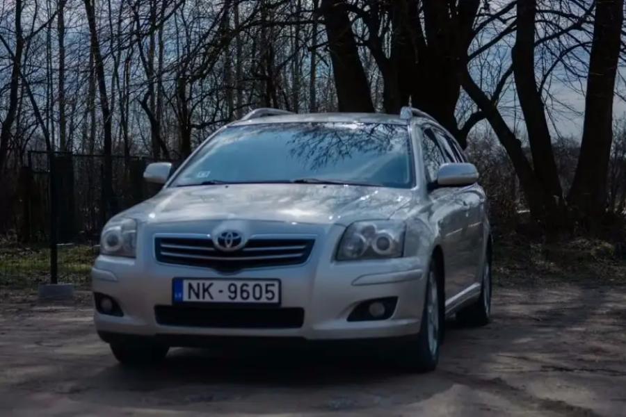 Grey Toyota Avensis 2007 in Grobiņa, with an engine capacity of 2.20 L and mileage of 390 thousand km for 2290 €, photo 1 on AUTOMOTO.COM.LV