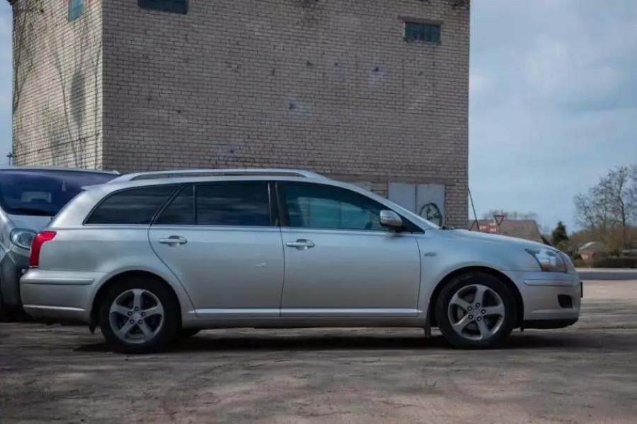 Grey Toyota Avensis 2007 in Grobiņa, with an engine capacity of 2.20 L and mileage of 390 thousand km for 2290 €, photo 6 on AUTOMOTO.COM.LV