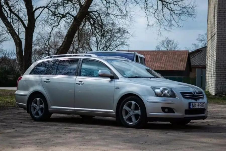 Grey Toyota Avensis 2007 in Grobiņa, with an engine capacity of 2.20 L and mileage of 390 thousand km for 2290 €, photo 7 on AUTOMOTO.COM.LV