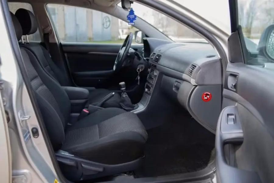 Grey Toyota Avensis 2007 in Grobiņa, with an engine capacity of 2.20 L and mileage of 390 thousand km for 2290 €, photo 10 on AUTOMOTO.COM.LV