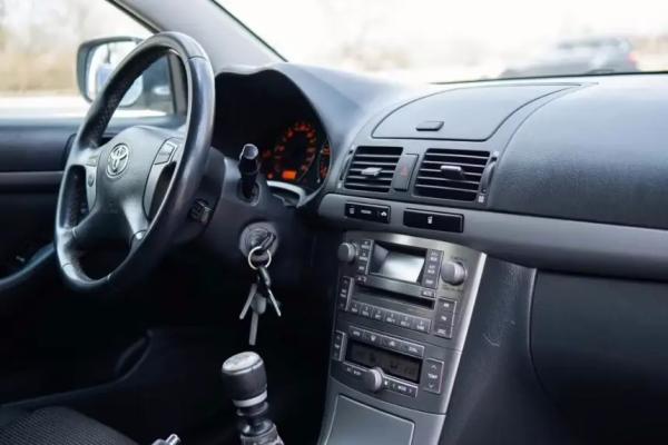 Серый Тойота Авенсис 2007 в Гробиня, объемом двигателя 2.20 л и пробегом 390 тыс. км за 2290 €, фото 10 на AUTOMOTO.COM.LV