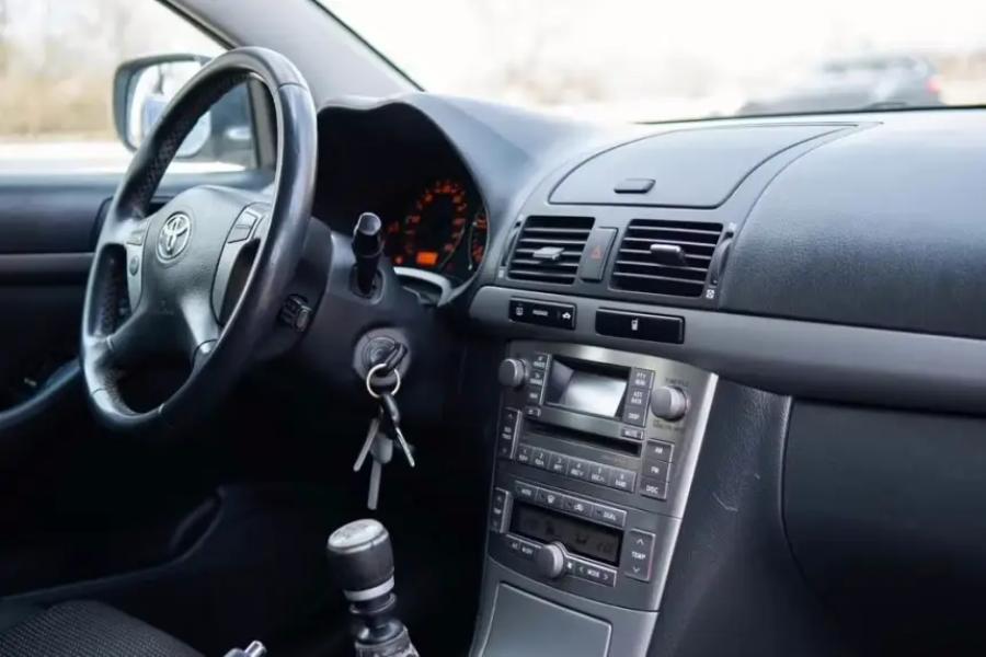 Grey Toyota Avensis 2007 in Grobiņa, with an engine capacity of 2.20 L and mileage of 390 thousand km for 2290 €, photo 11 on AUTOMOTO.COM.LV