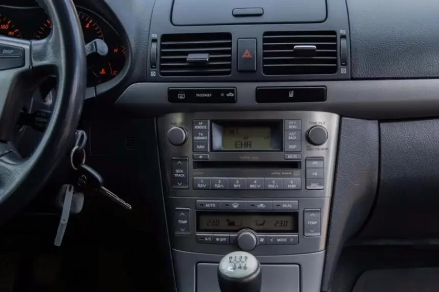 Grey Toyota Avensis 2007 in Grobiņa, with an engine capacity of 2.20 L and mileage of 390 thousand km for 2290 €, photo 15 on AUTOMOTO.COM.LV