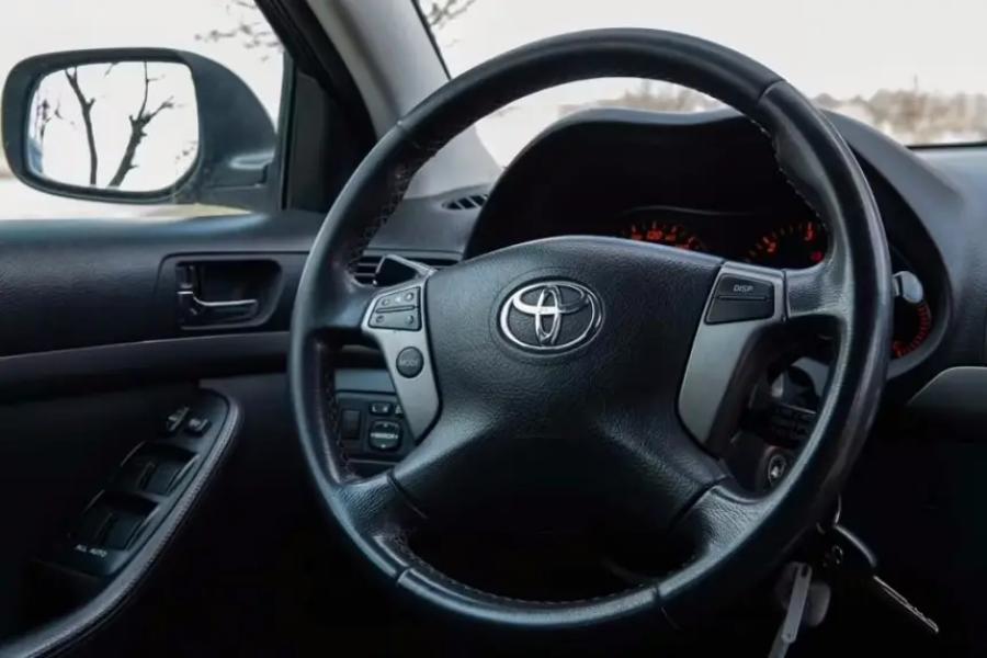 Grey Toyota Avensis 2007 in Grobiņa, with an engine capacity of 2.20 L and mileage of 390 thousand km for 2290 €, photo 16 on AUTOMOTO.COM.LV