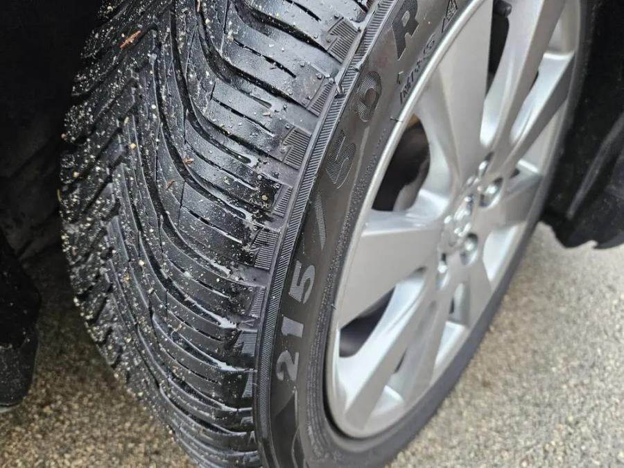 Pelēks Toyota Avensis 2007 Jēkabpils, ar dzinēja tilpumu 2.20 L un nobraukumu 244 tūkst. km par 3690 €, foto 24 vietnē AUTOMOTO.COM.LV