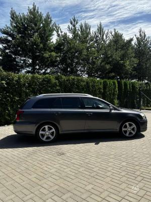 Pelēks Toyota Avensis 2007 Kauņa, ar dzinēja tilpumu 2.23 L un nobraukumu 220 tūkst. km par 1700 €, foto  vietnē AUTOMOTO.COM.LV