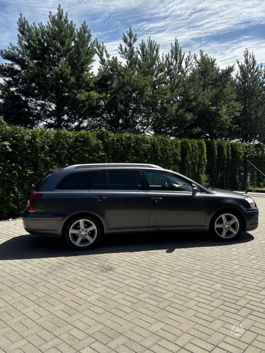 Pelēks Toyota Avensis 2007 Kauņa, ar dzinēja tilpumu 2.23 L un nobraukumu 220 tūkst. km par 1700 €, foto 1 vietnē AUTOMOTO.COM.LV