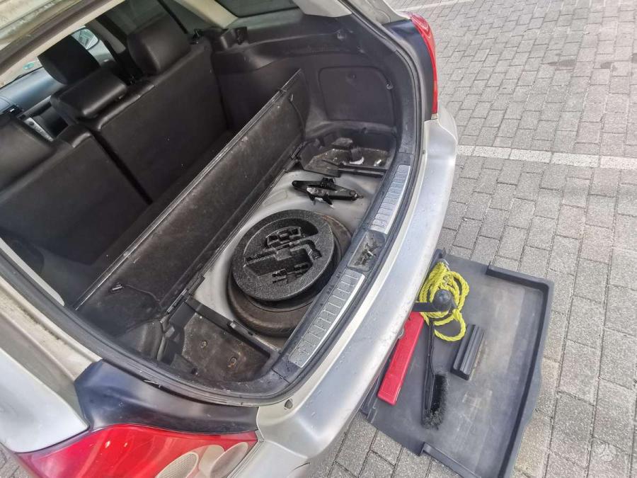 Grey Toyota Avensis 2007 in Vilnius, with an engine capacity of 1.80 L and mileage of 400 thousand km for 1450 €, photo 14 on AUTOMOTO.COM.LV
